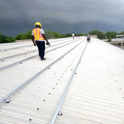 Cina PV solare pre montato che monta i sistemi per i tetti lanciati del metallo in vendita
