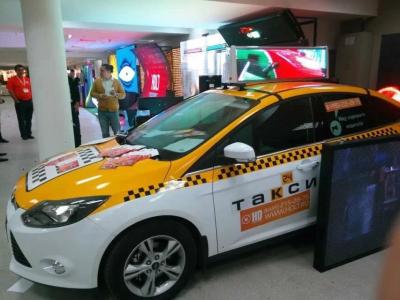 中国 SMD2020 1R1G1B のタクシーの LED 表示は 960mm x Advertesing のための 320mm を防水します 販売のため