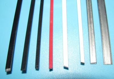 Cina il centro nero bianco del acciaio al carbonio del poliestere del cavo rivestito di plastica piano di 1.2mmX3.0mm in vendita