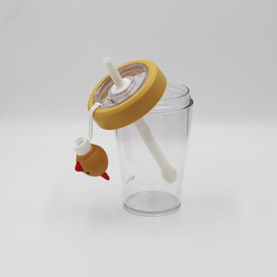 Cina bottiglie di acqua di plastica portatili libere di progettazione BPA del fumetto 430ml con la paglia del becco in vendita