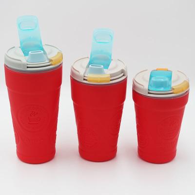 China Het gekleurde Silicone koppelt Uitstekende de Koffiemokken van Waterflessen 560ml Te koop