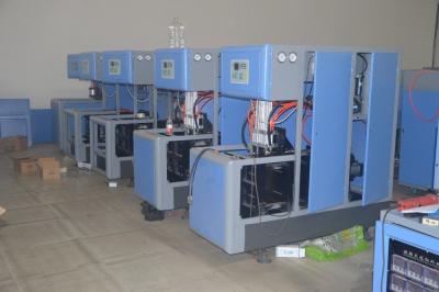 Κίνα 1250 KG Εγκριθείσα από την CE ημιαυτόματη μηχανή ψεκασμού μπουκαλιών PET 2L για τις απαιτήσεις των πελατών προς πώληση