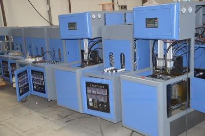 Κίνα 1250 KG Εγκριθείσα από την CE ημιαυτόματη μηχανή ψεκασμού μπουκαλιών PET 2L για τις απαιτήσεις των πελατών προς πώληση