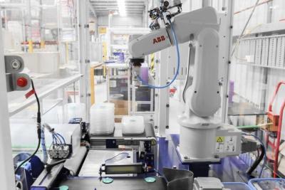 China Wiederlastung 7 kg Reichweite 700 mm 6 Achsen ABB IRB 1200 Industrial Smart Robot ARM mit Greifer zum Pflücken zu verkaufen