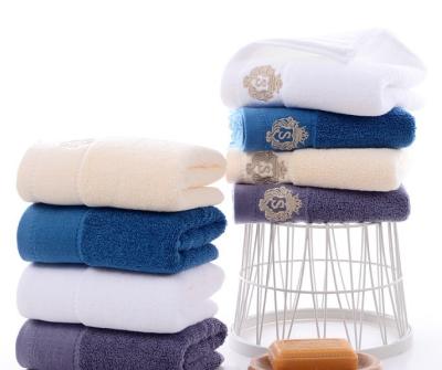 Cina Asciugamani Jacquard a righe di lusso realizzati in cotone al 100% per prestazioni morbide e assorbenti in vendita