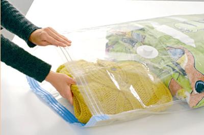 China Bolsos planos modificados para requisitos particulares del paquete de vacío del espacio del ahorro para la ropa de los 55*90cm en venta