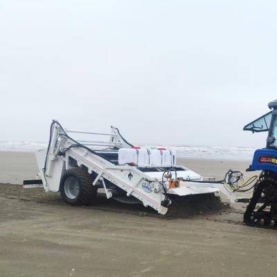 Cina Trattore di spazzatura di spiaggia di pulizia alcalina trainato per setacciare detriti di sabbia secca o umida in vendita
