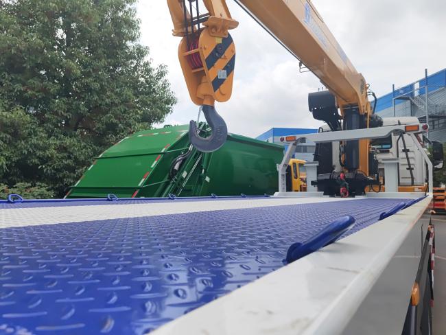 HOWO integrated wrecker truck with XCMG GSQS350-5 crane boom and hook over flatbed