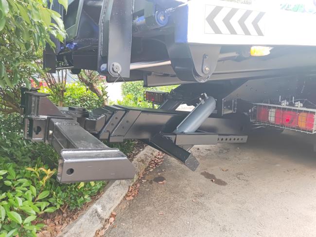 Rear under-lift towing system and L-arm grids of HOWO heavy-duty recovery truck