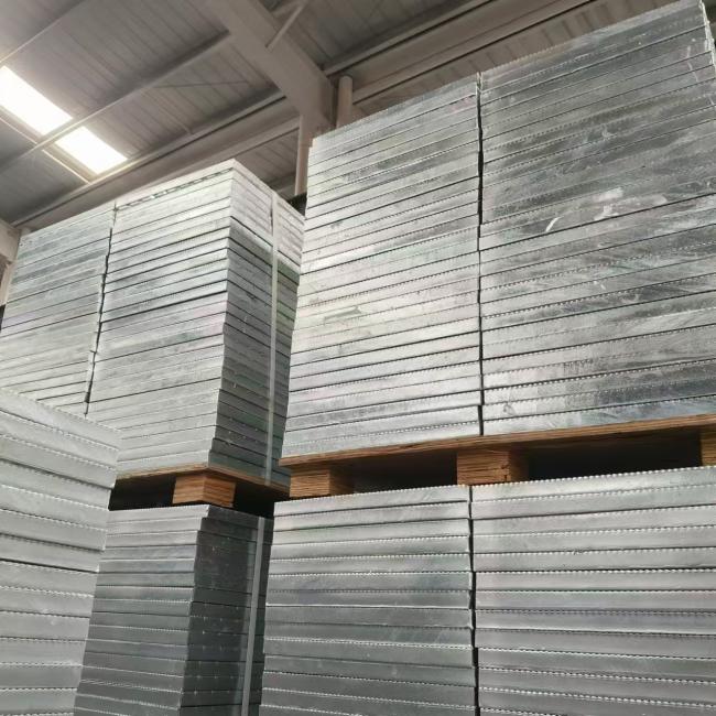 Product material diversity Raw materials of steel grid plate are: