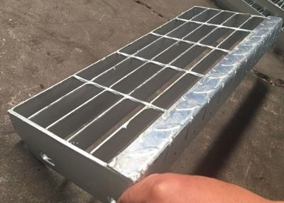 China Material galvanizado de rejilla serrado del acero suave de la característica de las pisadas de escalera en venta