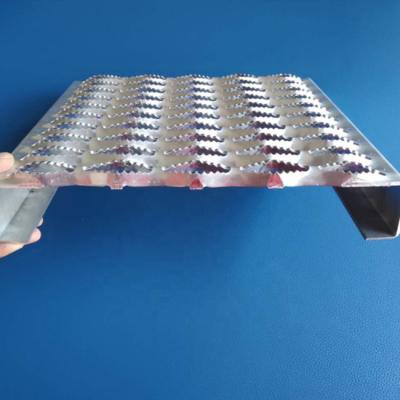 Chine Épaisseur perforée en aluminium Diamond Grip Grating de 5052 4mm à vendre