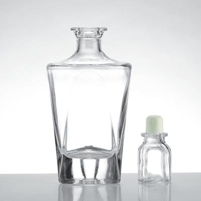 Cina Materiale di base Vetro Colore personalizzato 350ml 550ml Bottiglia di vetro quadrato per liquori di vodka di lusso in vendita