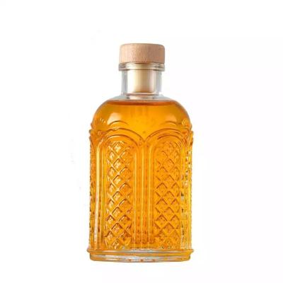Cina Bottiglia di whisky cosmetico da 280 ml con strisce e incisione in triangolo trasparente in vendita