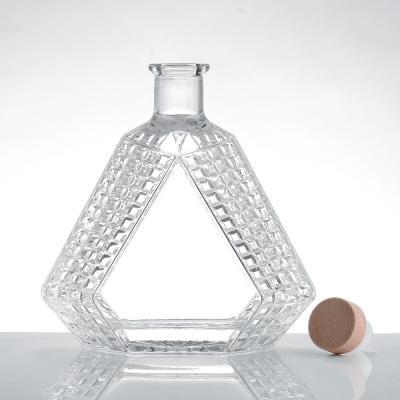 Cina Materiale del colletto Vetro 100 ml Bottiglia di vodka a forma di triangolo per serigrafia in vendita