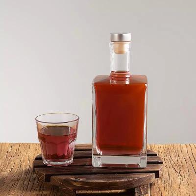 Cina Materiale di base Vetro personalizzato 500 ml 750 ml Bottiglia di vetro di vino quadrato con tappo di sughero in vendita