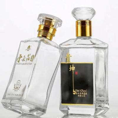 Cina Bottiglia di vetro da 500 ml per etichette metalliche di pietra su misura rum whisky vodka gin spiriti in vendita