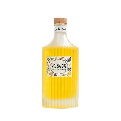 Cina Decal Surface Handling 500 ml bottiglia di vetro trasparente congelato per lo stoccaggio di alcol e succhi in vendita