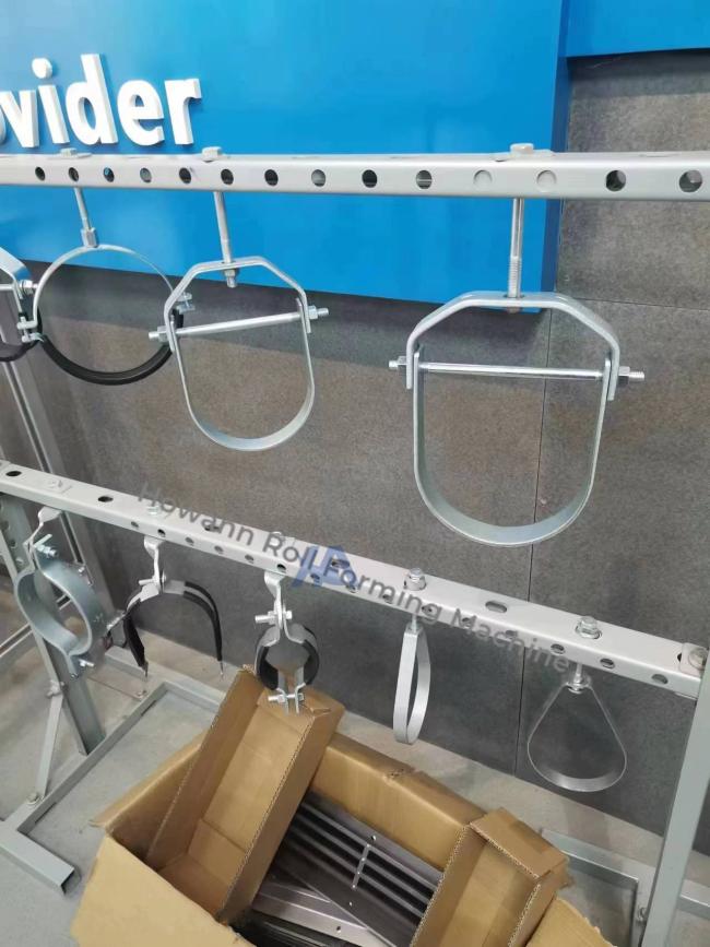 Detalle de la estación de ensamblaje automatizada Howann con anillo indexado y sistemas de alimentación y control