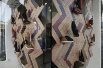 Cina L'esposizione della finestra della scarpa metallo/di legno, scaffali di esposizione d'attaccatura delle calzature argenta il colore del metallo in vendita