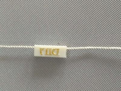 Cina Le etichette nere della guarnizione dell'indumento della corda del cotone con imprimono il logo del metallo per i jeans in vendita