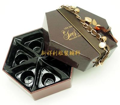 Cina I contenitori di regalo decorativi dell'abbigliamento del cartone, svuotano il contenitore di regalo del legame con i coperchi in vendita
