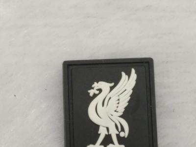 Cina etichette di gomma molli per l'indumento, toppe di gomma su ordinazione di nome del PVC 3D di logo in vendita