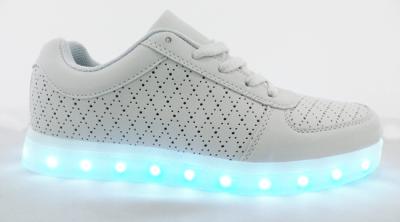 China blinkende intelligente Freizeitschuhe 450mah für Mann-rutschfeste helle Schuhe für Erwachsene zu verkaufen