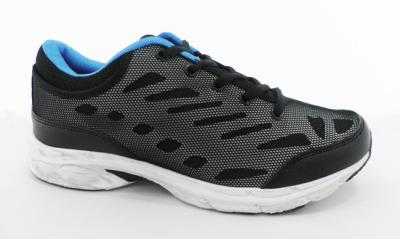 China Zapatos claveteados del deporte de los muchachos del verano de las zapatillas deportivas de la malla respirable negra en venta