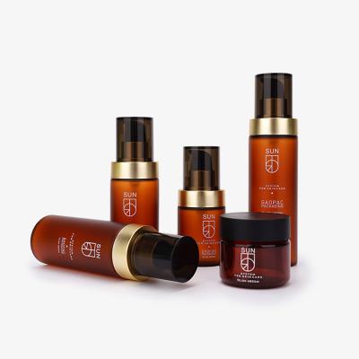 Cina le bottiglie di plastica cosmetiche di 100ml 120ml/le bottiglie pulitrice del fronte con KD dorato forte succhiano in vendita