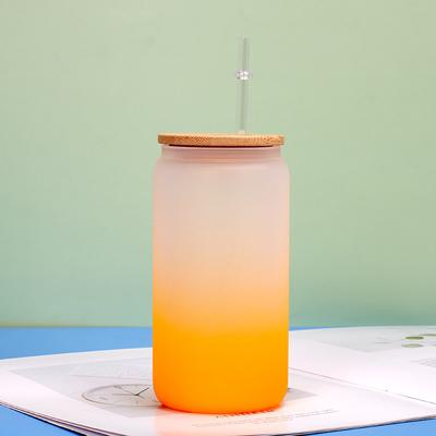 Cina 16 oz Glitter Iridescent Glass Acqua Tumbler bottiglia di bicchiere con coperchio di bambù per caffè ghiacciato succo di birra soda in vendita