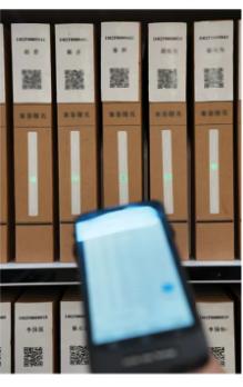 China Etiqueta RFID UHF programable de largo alcance con LED y luz LED para gestión de activos en venta