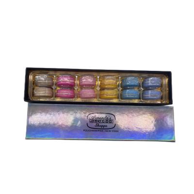 Cina Design moderno Confezione da 12 pezzi Macaron Scatola di carta di alta qualità con interno in plastica in vendita