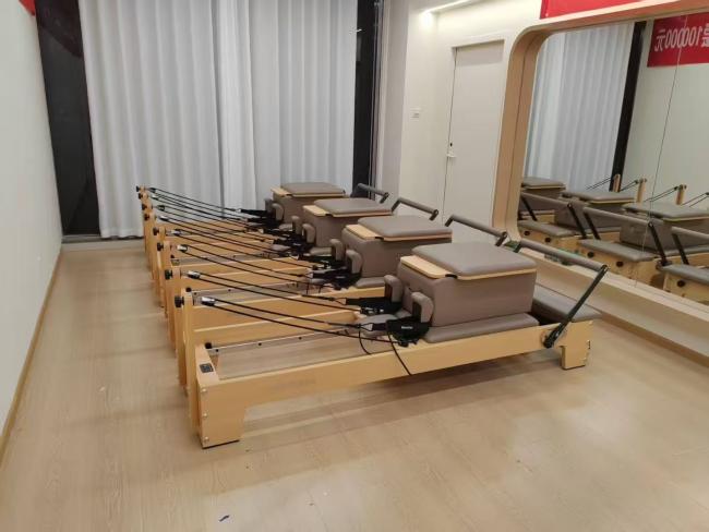 High Quality Foldable Wood Pilates Reformer Machine Portable Pilates Bed with Full Accessories Home Yoga Fitness Equipment