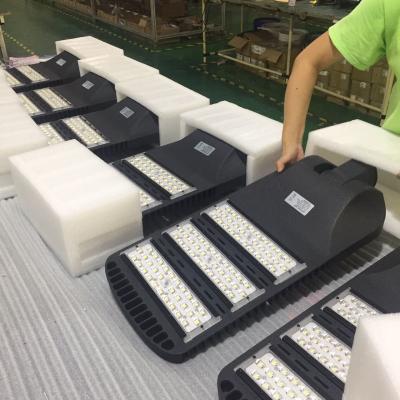 Cina Iluminazione pubblica principale all'aperto cassa nera/grigia, lampada di via principale impermeabile di LUXEON 5050 in vendita