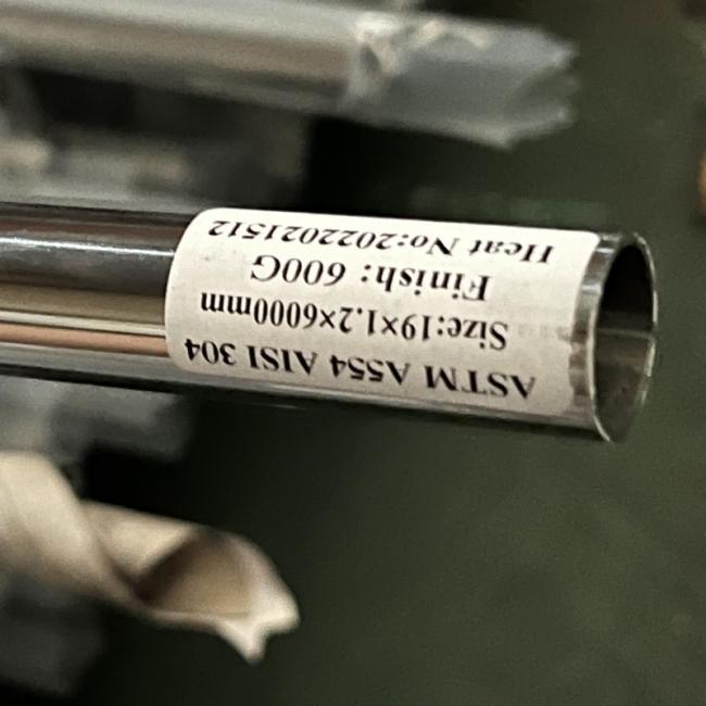 ASTM A554 AISI 304 stainless steel round tube with product label, 600G mirror finish pipe marking
