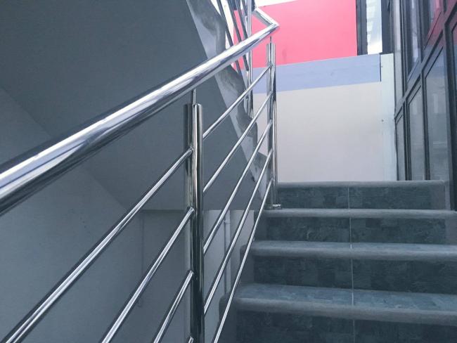 Stainless steel handrail bracket real installation photo, indoor stair balustrade with polished stainless steel railing