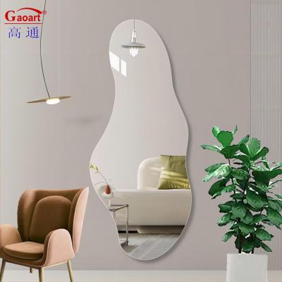 Cina Versatile Beveled Wall Hanging Mirror for Everyday in Home Decor and Bathroom Shaving in vendita