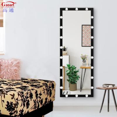 Cina Disegno di moda in piedi Decorazione domestica Metal Body Dressing Led Floor Hollywood Mirror Giant in vendita