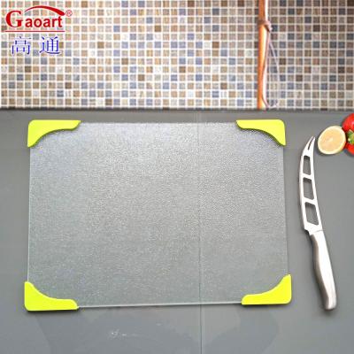 Cina Customized Logo Acceptable Tempered Glass Cutting Board for Kitchen 4Pcs Corners in vendita