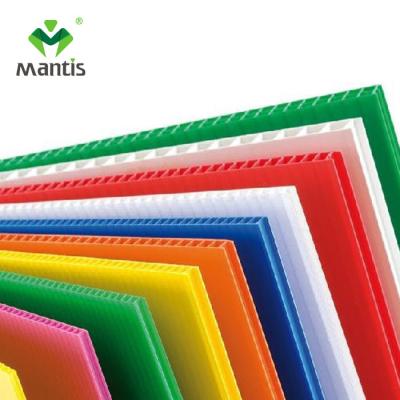 Cina Il colore pp scava lo spazio in bianco Coroplast di spessore dello strato 1.6mm-12mm riveste in vendita
