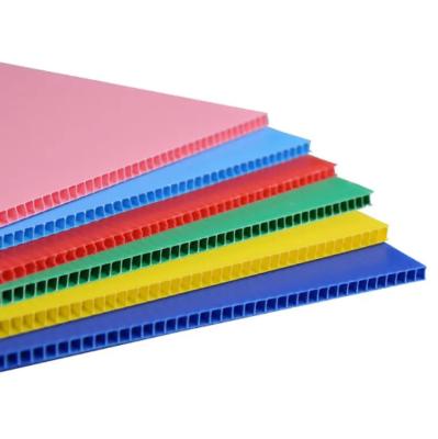 Cina PP Corrugated Plastic Sheet Recycled Rigid Polypropylene Fluted Board in vendita