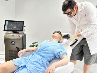 Chine Machine d' épilation laser commerciale 3 longueurs d' onde 1064 nm équipement laser à diodes à vendre
