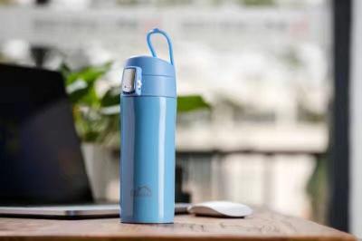 Cina La bottiglia di acqua all'aperto variopinta di viaggio del termos, vuoto doppio ha isolato la tazza in vendita