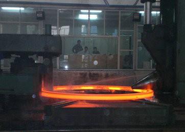 Cina 16mn pesante ha rotolato il pezzo fucinato dell'anello delle norme di ASTM ASME, pezzi fucinati lavorati in vendita