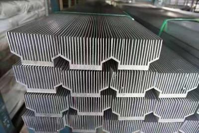 中国 ラジエーターT5の大きいサイズのアルミニウム放出のプロフィール脱熱器AL6063 25um厚さ 販売のため