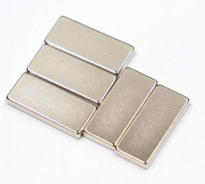 中国 N45 グレード 80 ̊C 最大作業温度 ISO 認定のネオジ磁石ブロック 販売のため