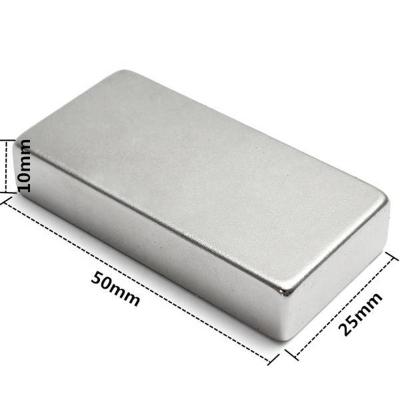 Cina Temperatura di lavoro massima 60°C NdFeB Magnet N52 Super Strong Block 50x25x10mm Neodimio in vendita