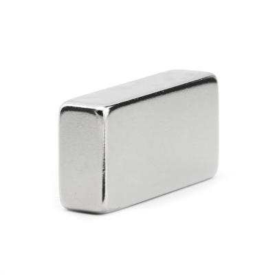 Cina 40*20*10mm N52 Magnete a blocco di neodimio con direzione di magnetismo assiale e tolleranza ±1% in vendita