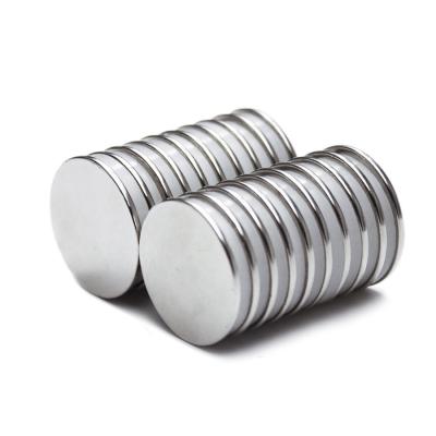 Cina Tolleranza ±1 mm Magnete adesivo a disco di neodimio N35-N52 permanente con autoadesivo 3M in vendita
